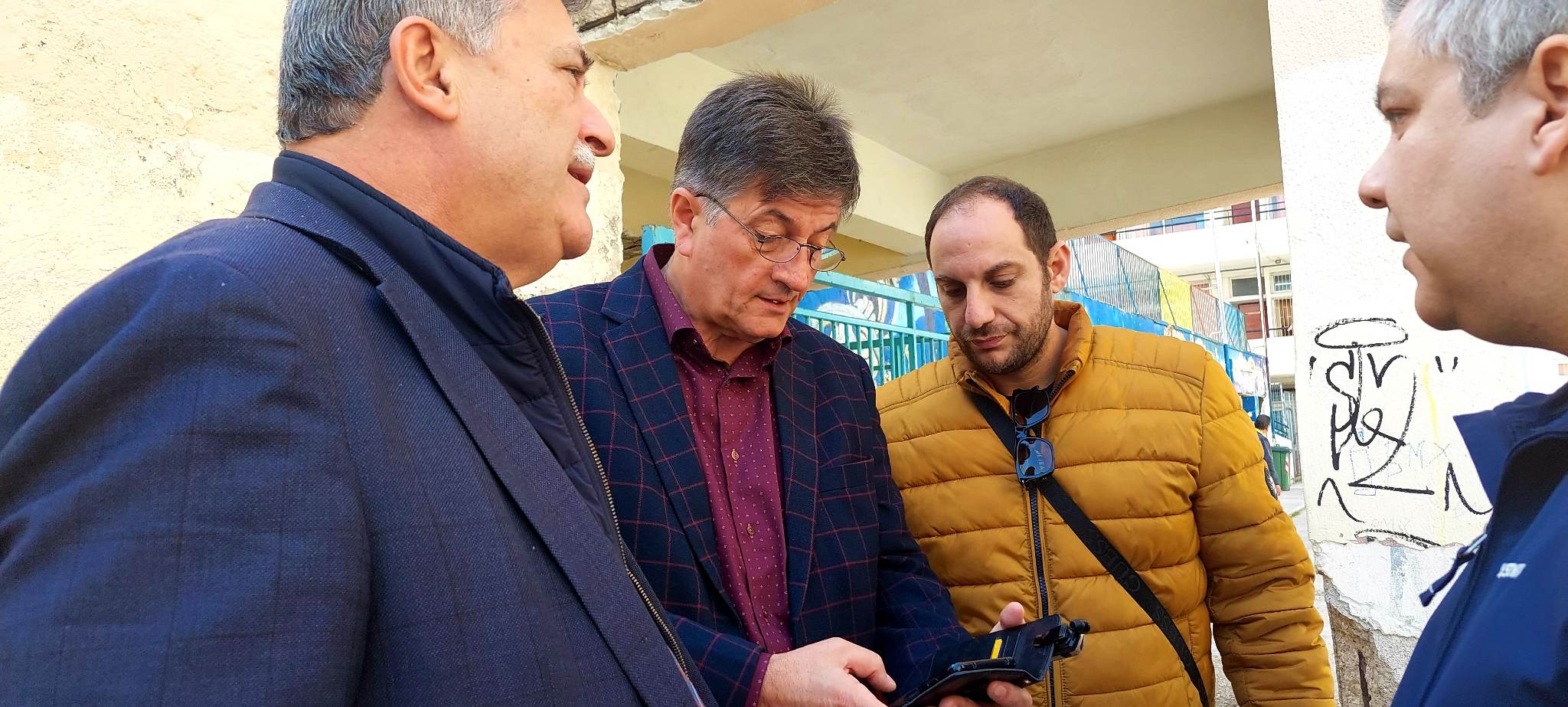 ΣΤΟ 12ο ΔΗΜΟΤΙΚΟ ΣΧΟΛΕΙΟ Ο ΔΗΜΑΡΧΟΣ ΚΟΡΙΝΘΙΩΝ ΒΑΣΙΛΗΣ ΝΑΝΟΠΟΥΛΟΣ: Είμαι ...